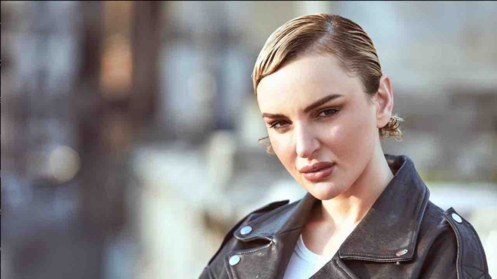 "Che voglia": Arisa completamente nuda: Lo scatto fa impazzire il web - InInsubria